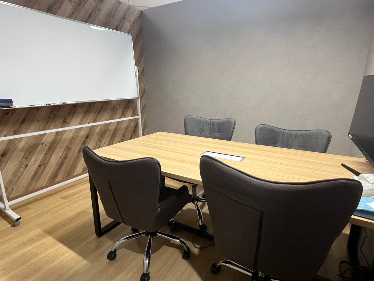 【M-5】4名会議室(天井空きあり)　南越谷・新越谷駅から徒歩3分の貸会議室の写真2