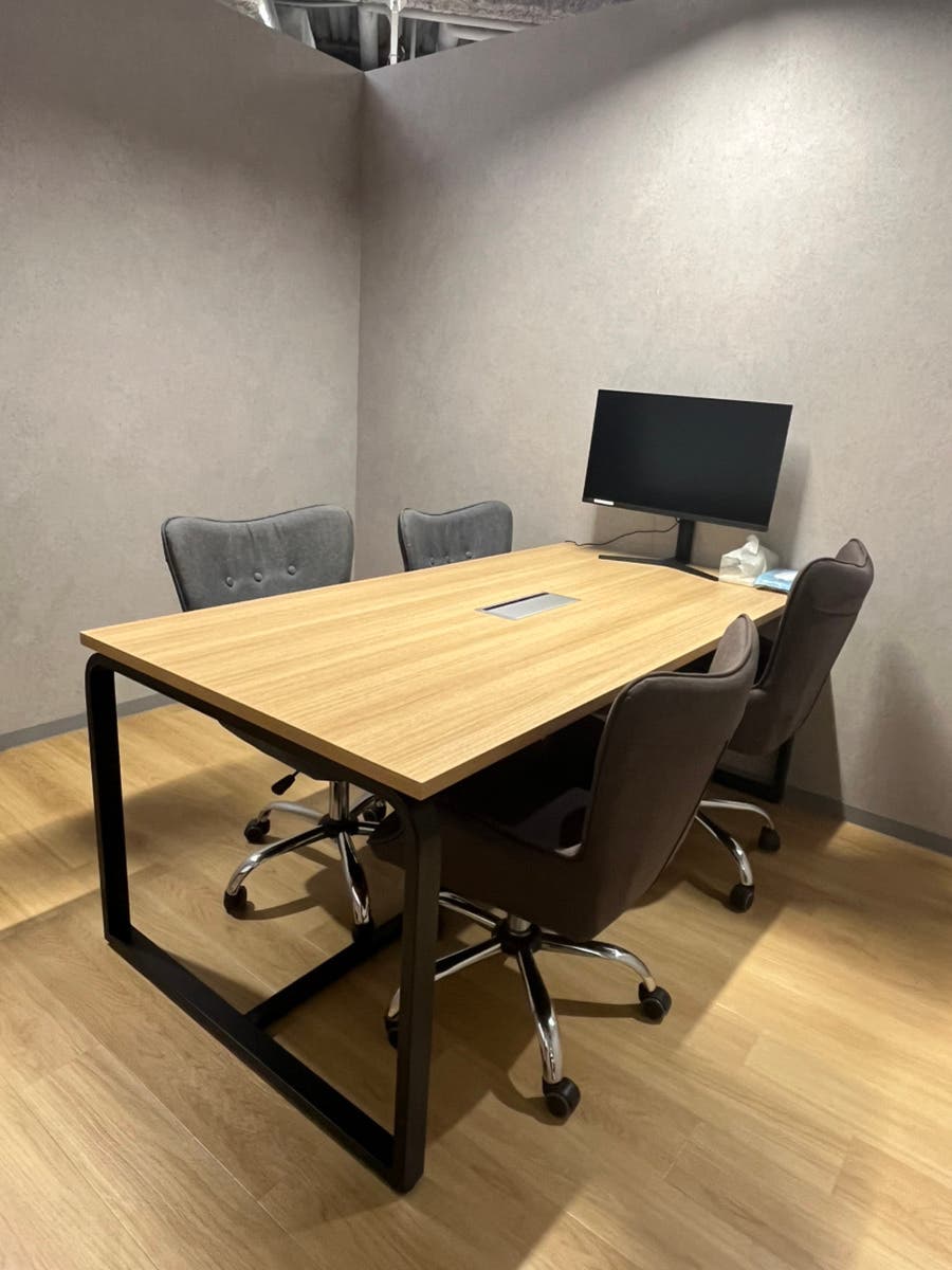 【M-5】4名会議室(天井空きあり)　南越谷・新越谷駅から徒歩3分の貸会議室の写真1