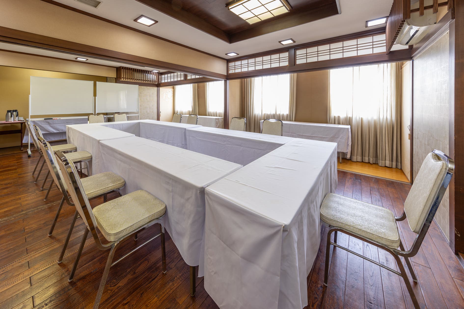 水戸駅南口から徒歩６分！ホテル内会議室（10人程度まで）を時間で利用できる！（シャングリラ）の写真1