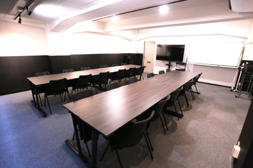 神田駅徒歩1分!セミナー・懇親会・会議！広々ゆったり！の写真3