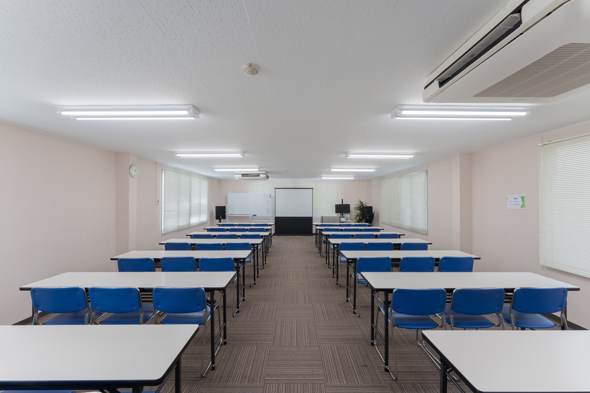 六本木一丁目駅から徒歩3分 溜池山王駅から徒歩4分  着席42名まで 中規模なセミナー会議に最適の写真1