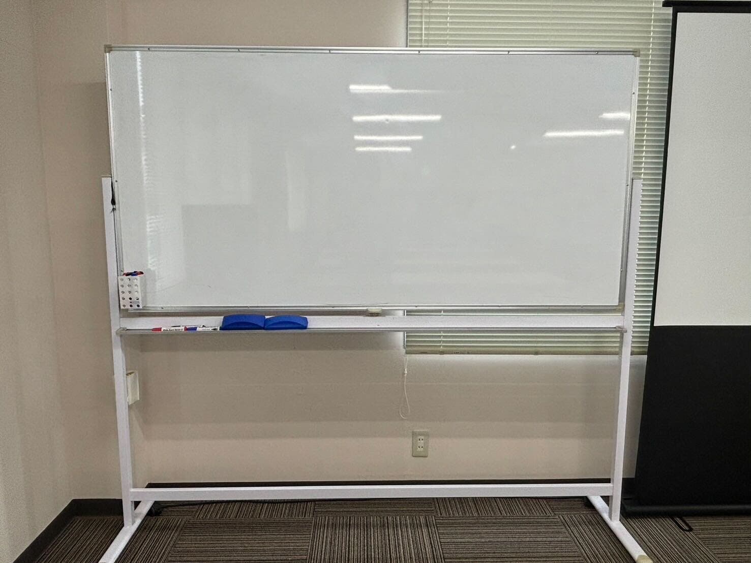 六本木一丁目駅から徒歩3分 溜池山王駅から徒歩4分  着席42名まで 中規模なセミナー会議に最適の写真6