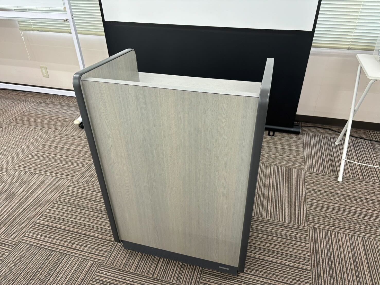 六本木一丁目駅から徒歩3分 溜池山王駅から徒歩4分  着席42名まで 中規模なセミナー会議に最適の写真8