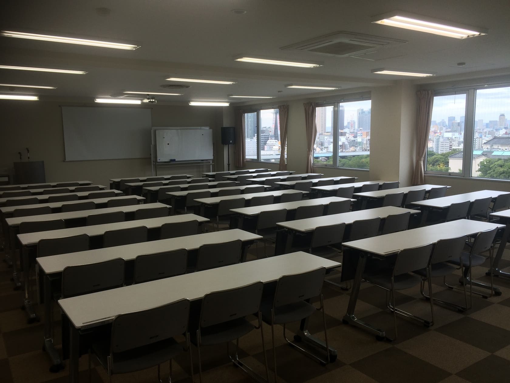 天王寺駅よりすぐ近くの会議室、プロジェクター・ホワイトボードなど無料貸出中！の写真2