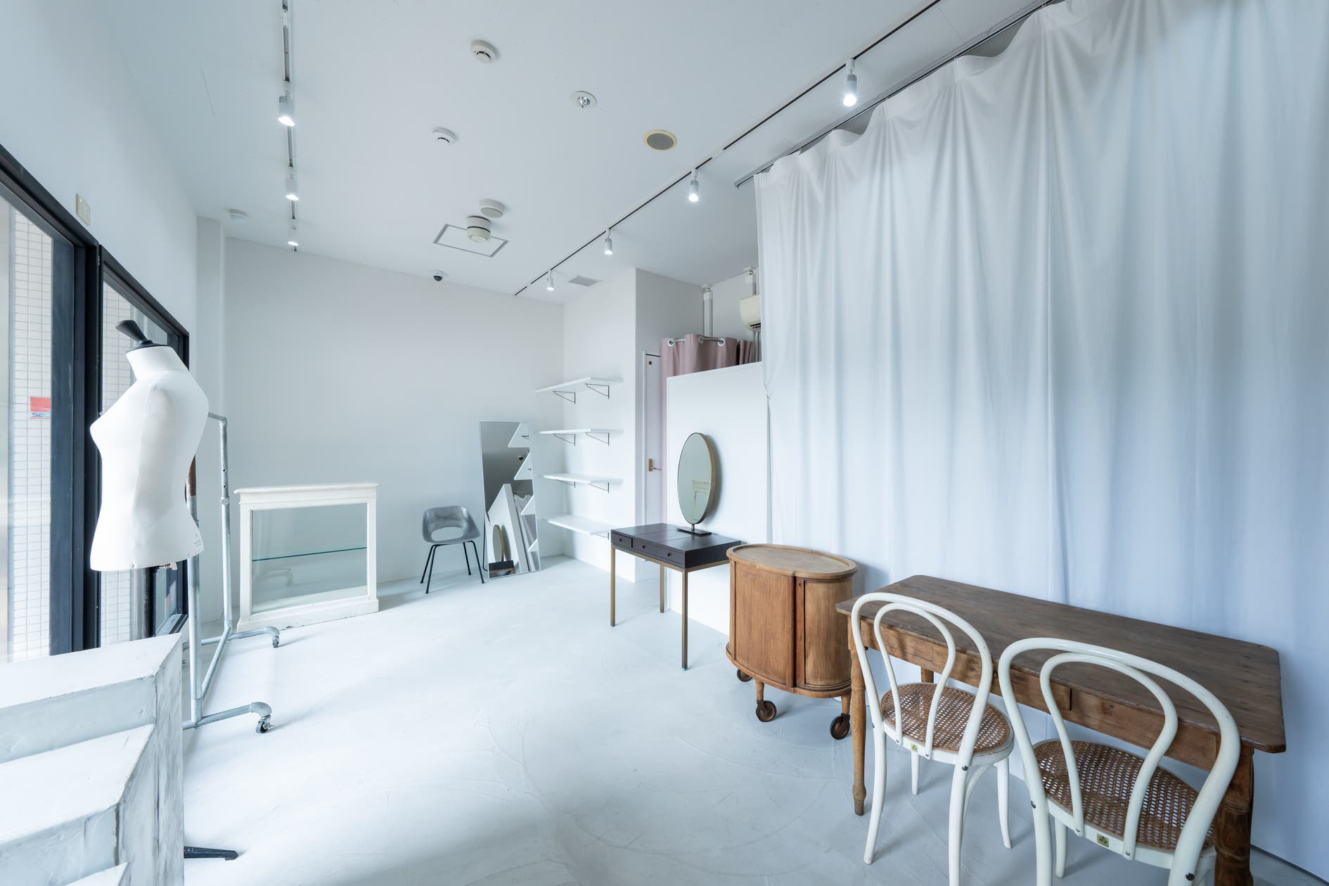 横浜駅/モルタル床に白壁の撮影スタジオ・ポップアップスペースの写真3