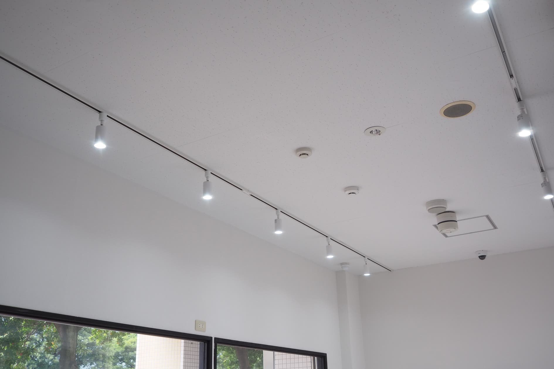 横浜駅/モルタル床に白壁の撮影スタジオ・ポップアップスペースの写真6