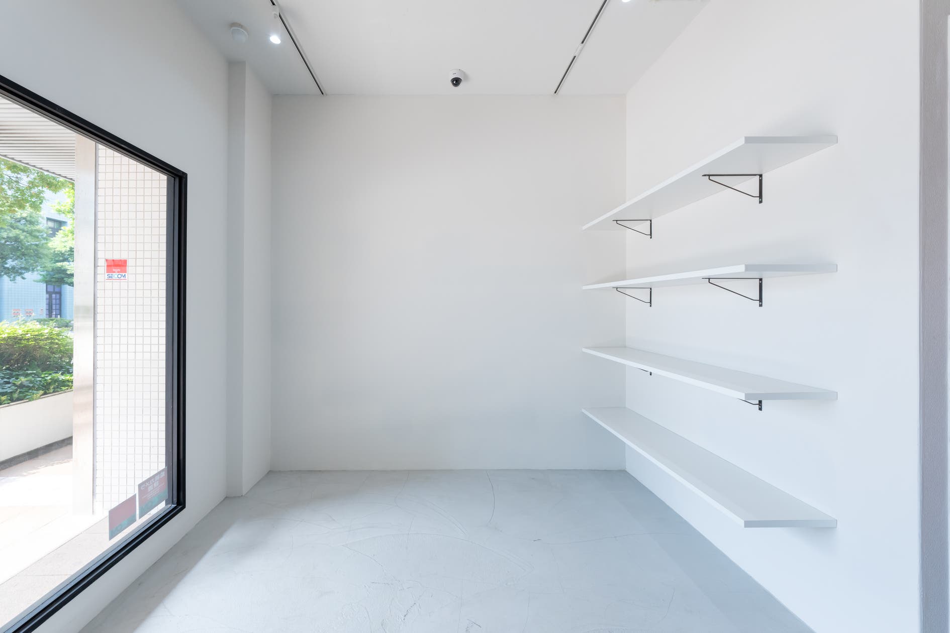 横浜駅/モルタル床に白壁の撮影スタジオ・ポップアップスペースの写真4