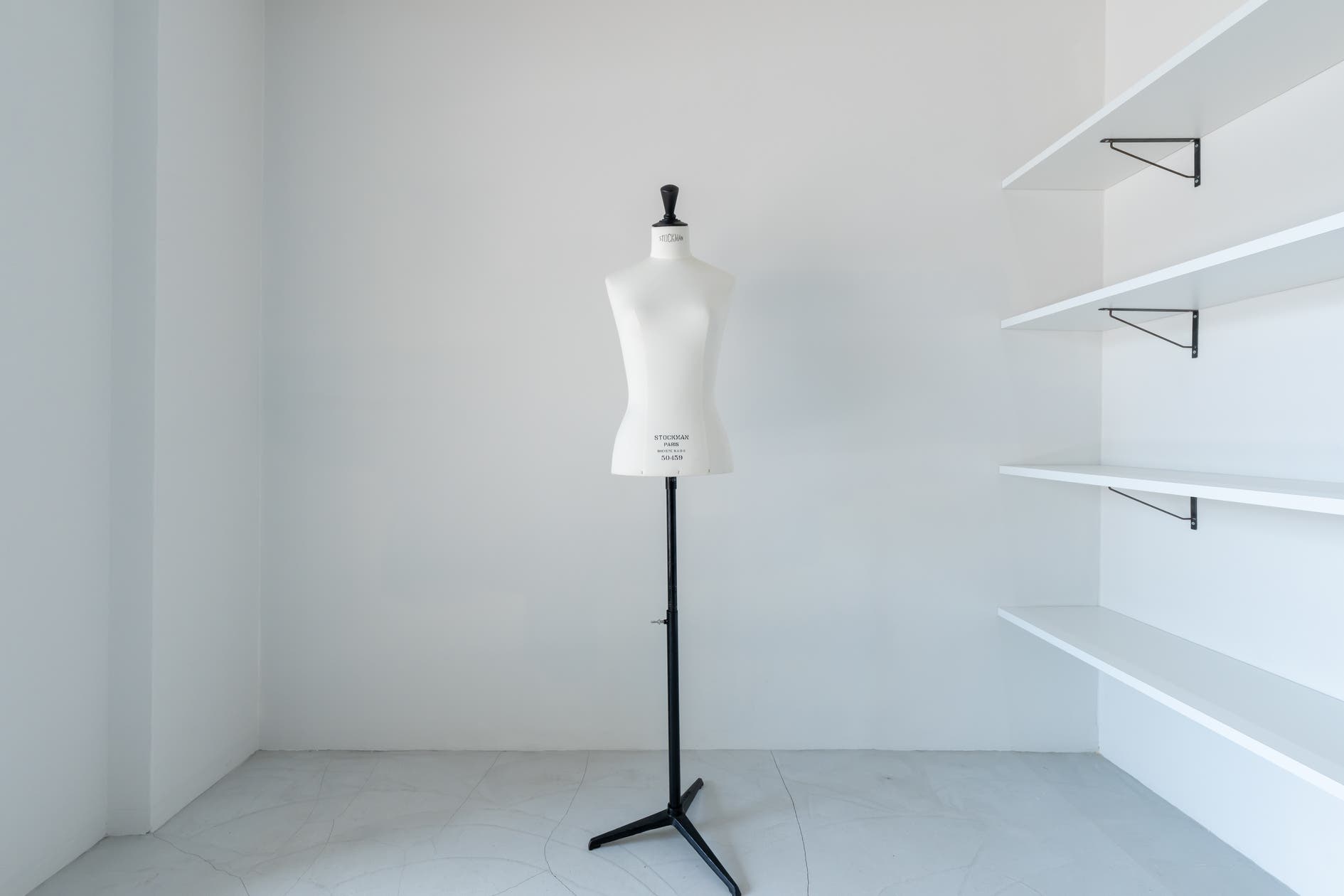 横浜駅/モルタル床に白壁の撮影スタジオ・ポップアップスペースの写真16