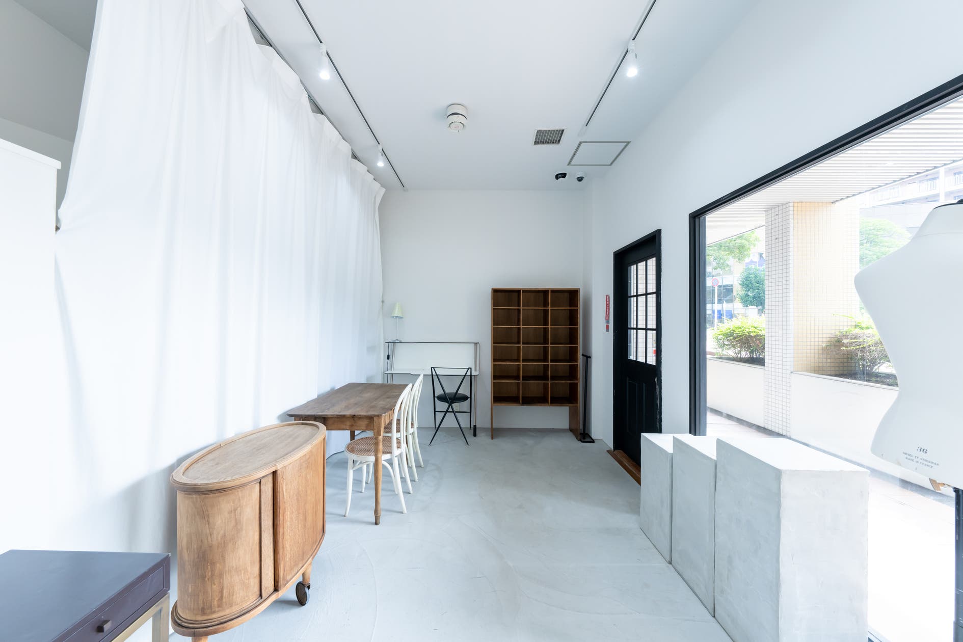 横浜駅/モルタル床に白壁の撮影スタジオ・ポップアップスペースの写真5