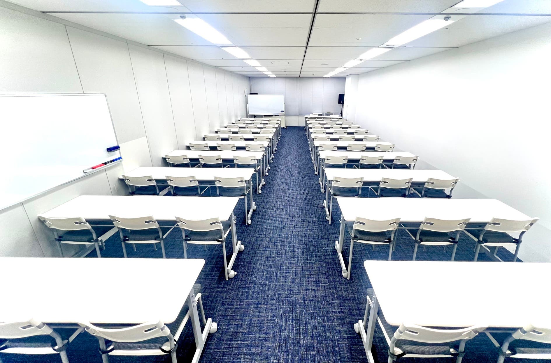 ☆NEW☆【梅田駅直結/阪急ターミナルビル内】無料備品多数！会議・研修・試験会場・WEBセミナー【A会議室】の写真1