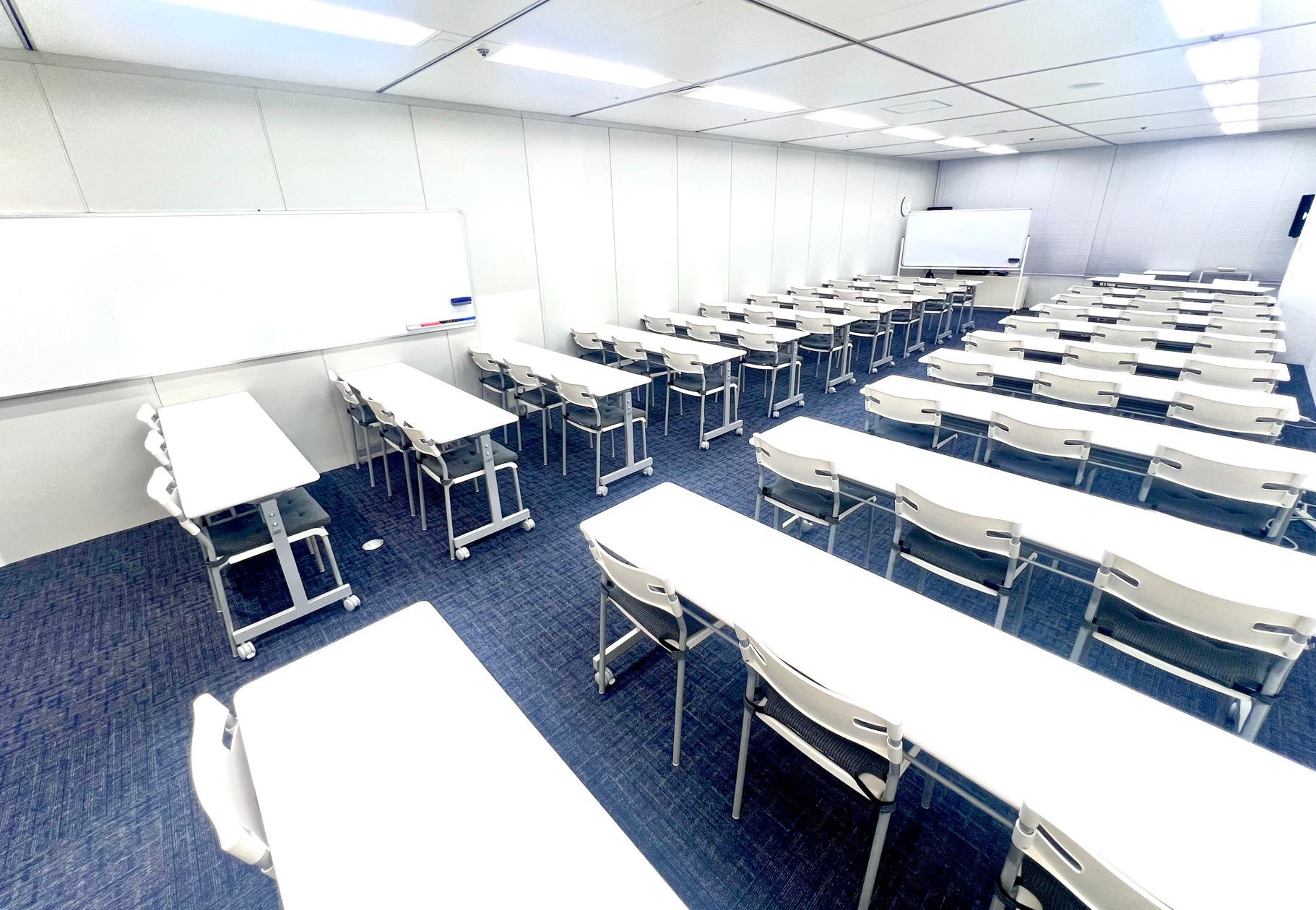 ☆NEW☆【梅田駅直結/阪急ターミナルビル内】無料備品多数！会議・研修・試験会場・WEBセミナー【A会議室】の写真2