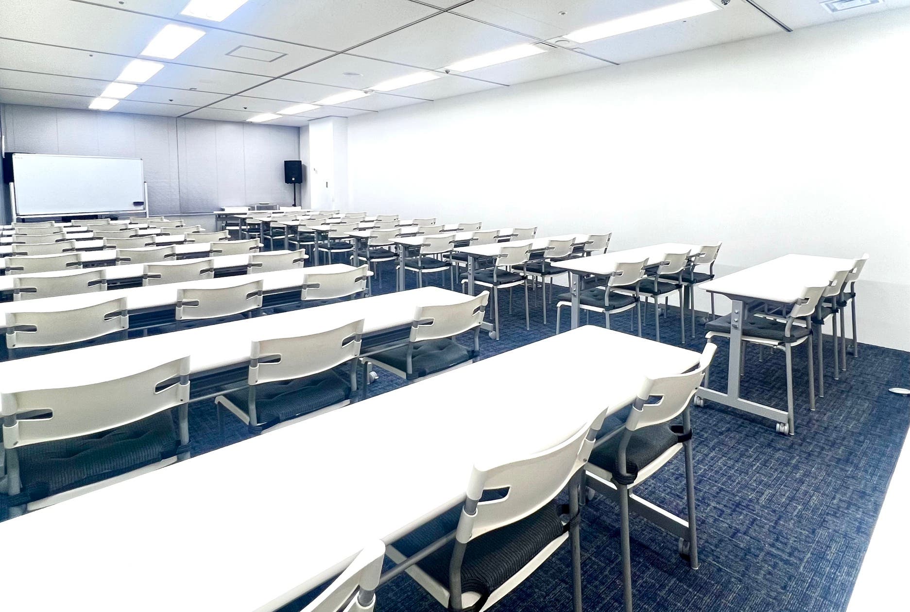 ☆NEW☆【梅田駅直結/阪急ターミナルビル内】無料備品多数！会議・研修・試験会場・WEBセミナー【A会議室】の写真3