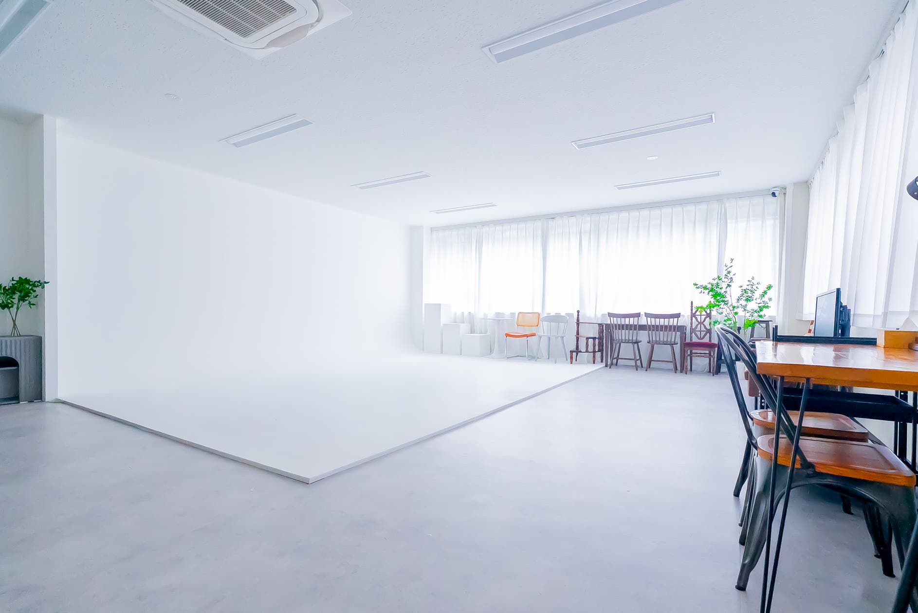 OPENセール【千葉駅3分】白ホリスタジオ｜プロカメラマン監修｜ポートレート｜ブツ撮りの写真1