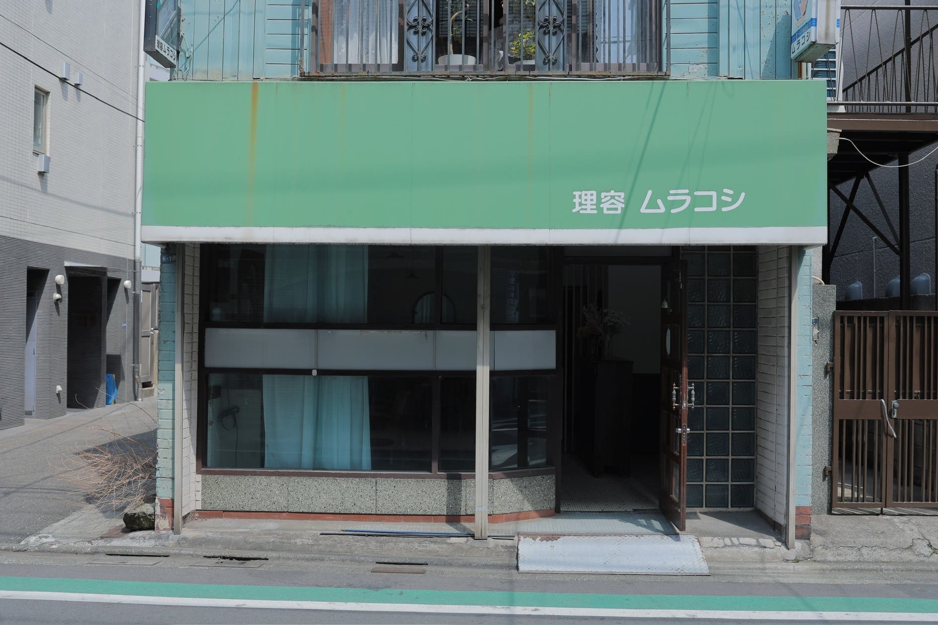 【目黒/西小山/レトロ×アンティーク美容室スタジオ】床屋モチーフ/背景スタンド/照明機材/ゴミ捨ておまかせの写真25