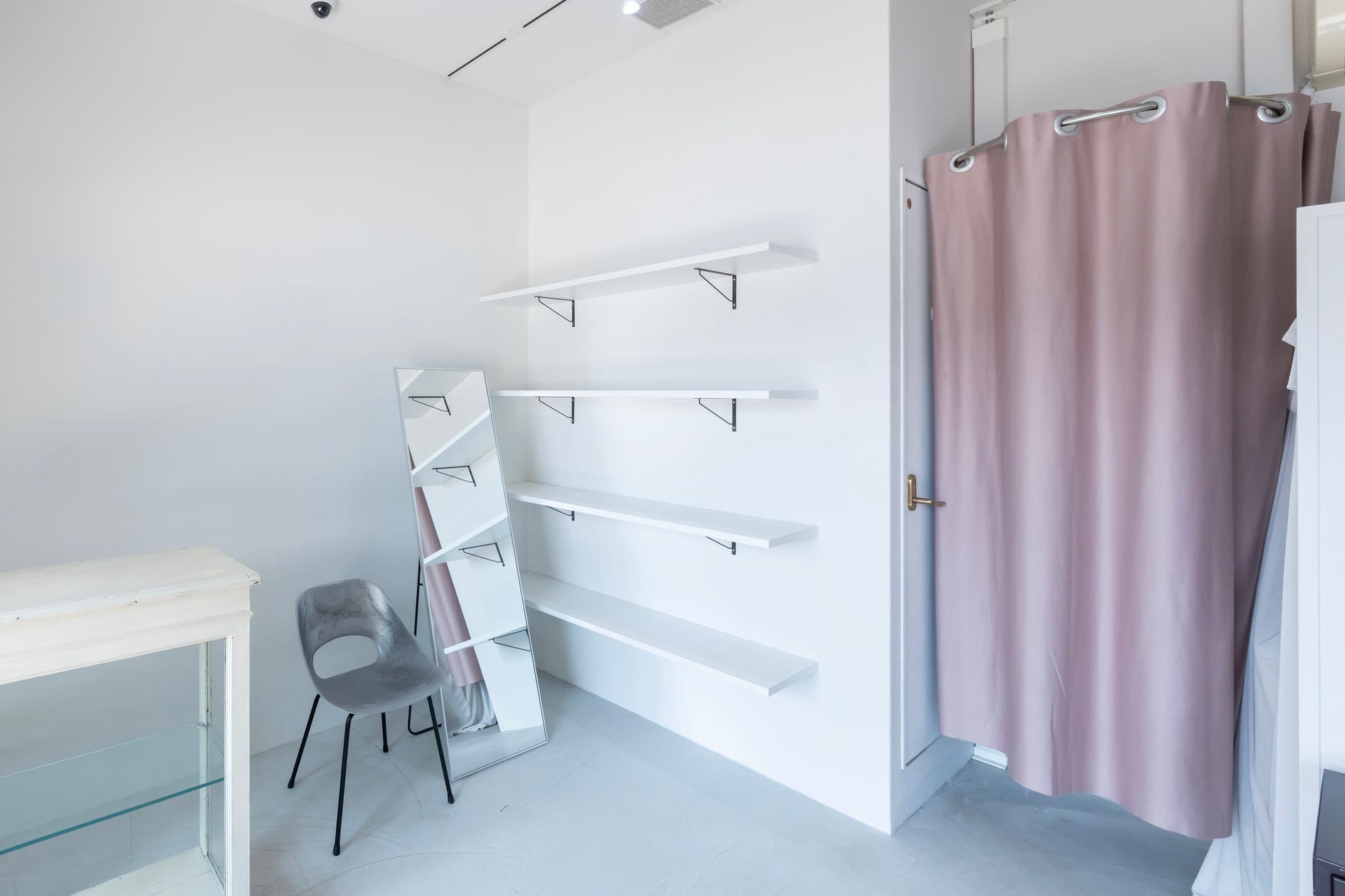 横浜駅/モルタル床に白壁の撮影スタジオ・ポップアップスペースの写真17