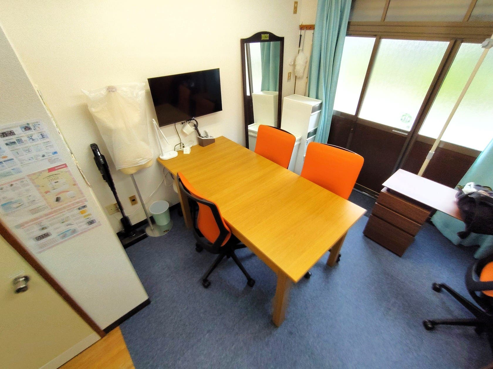 [のんびり工房/馬場箱]大きな机の四角いお部屋 (作業場所/会議/ボードゲーム/お話し会)の写真1