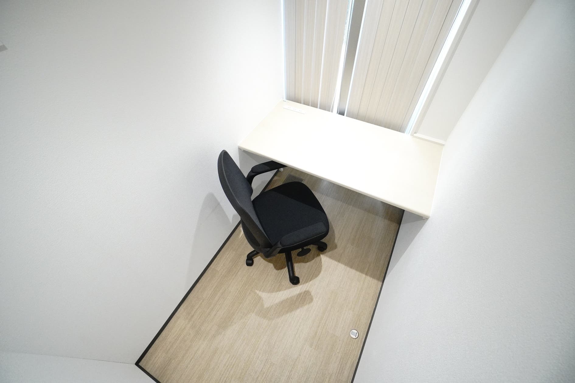 ＜UPオフィス水道橋 302号室＞水道橋駅徒歩3分🚃1人用個室🚪光回線Wi-Fi📶電源🔌リモートワーク/Web面接/作業の写真3