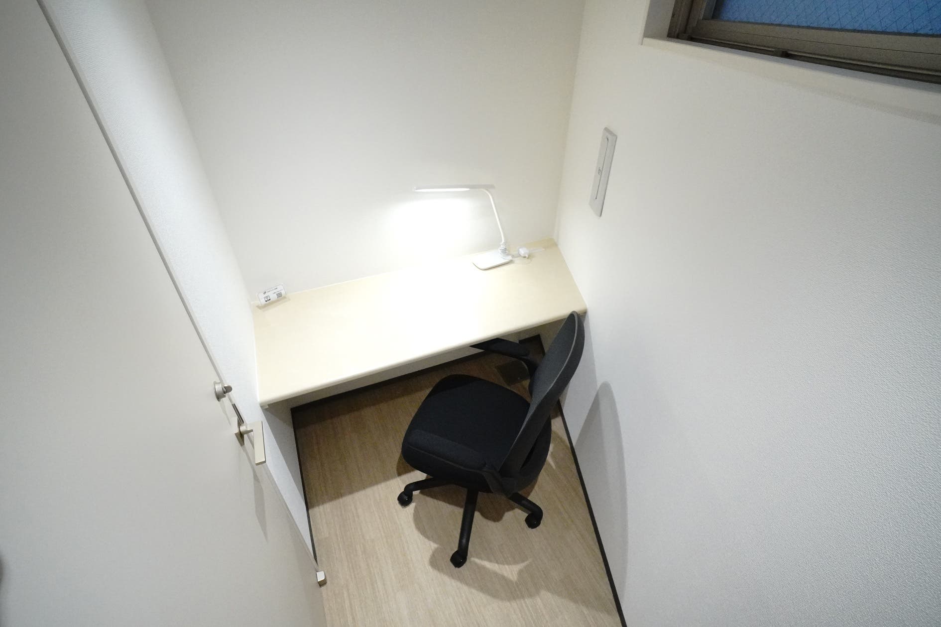 ＜UPオフィス水道橋 407号室＞水道橋駅徒歩3分🚃1人用個室🚪光回線Wi-Fi📶電源🔌リモートワーク/Web面接/作業の写真1