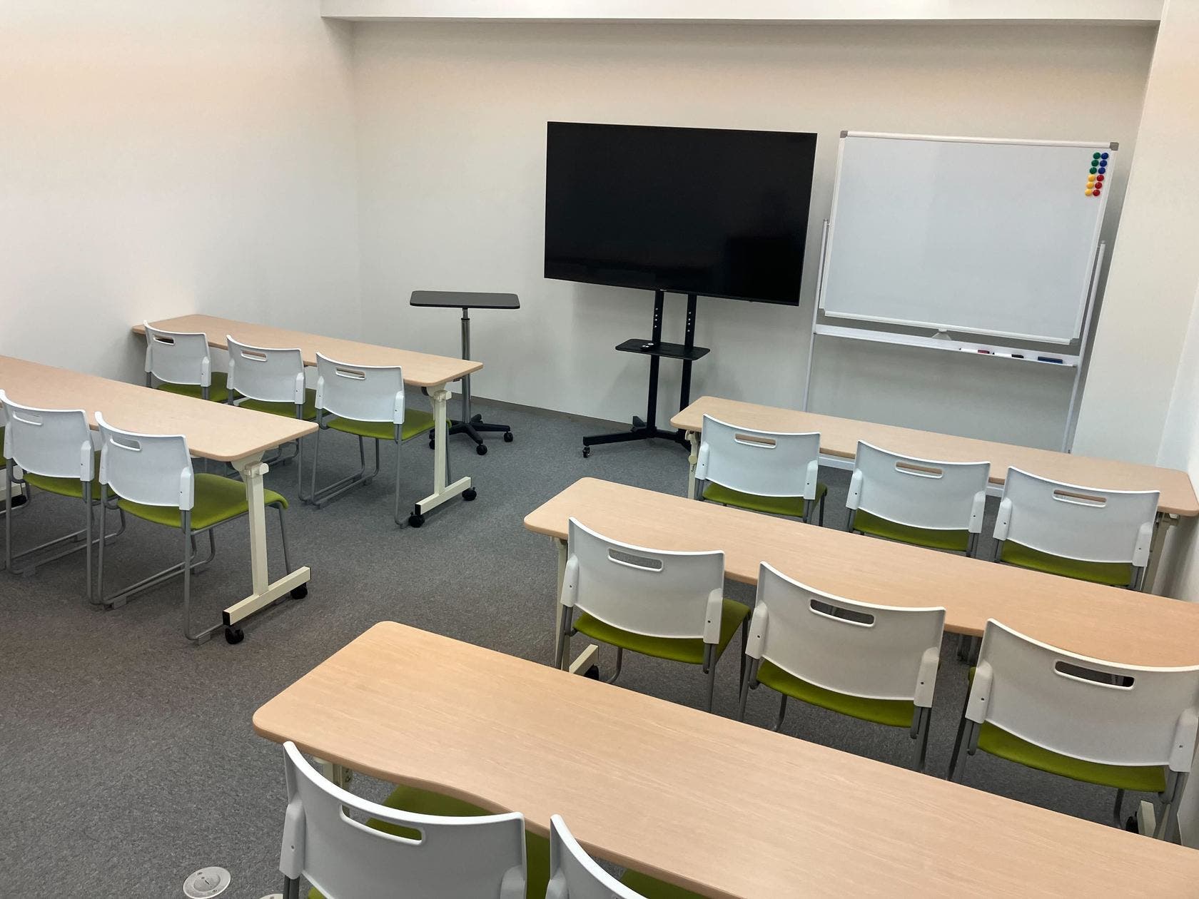 【15人用】Wi-Fi・コンセント完備！函館駅前徒歩2分！短時間利用可能の貸会議室です！の写真1