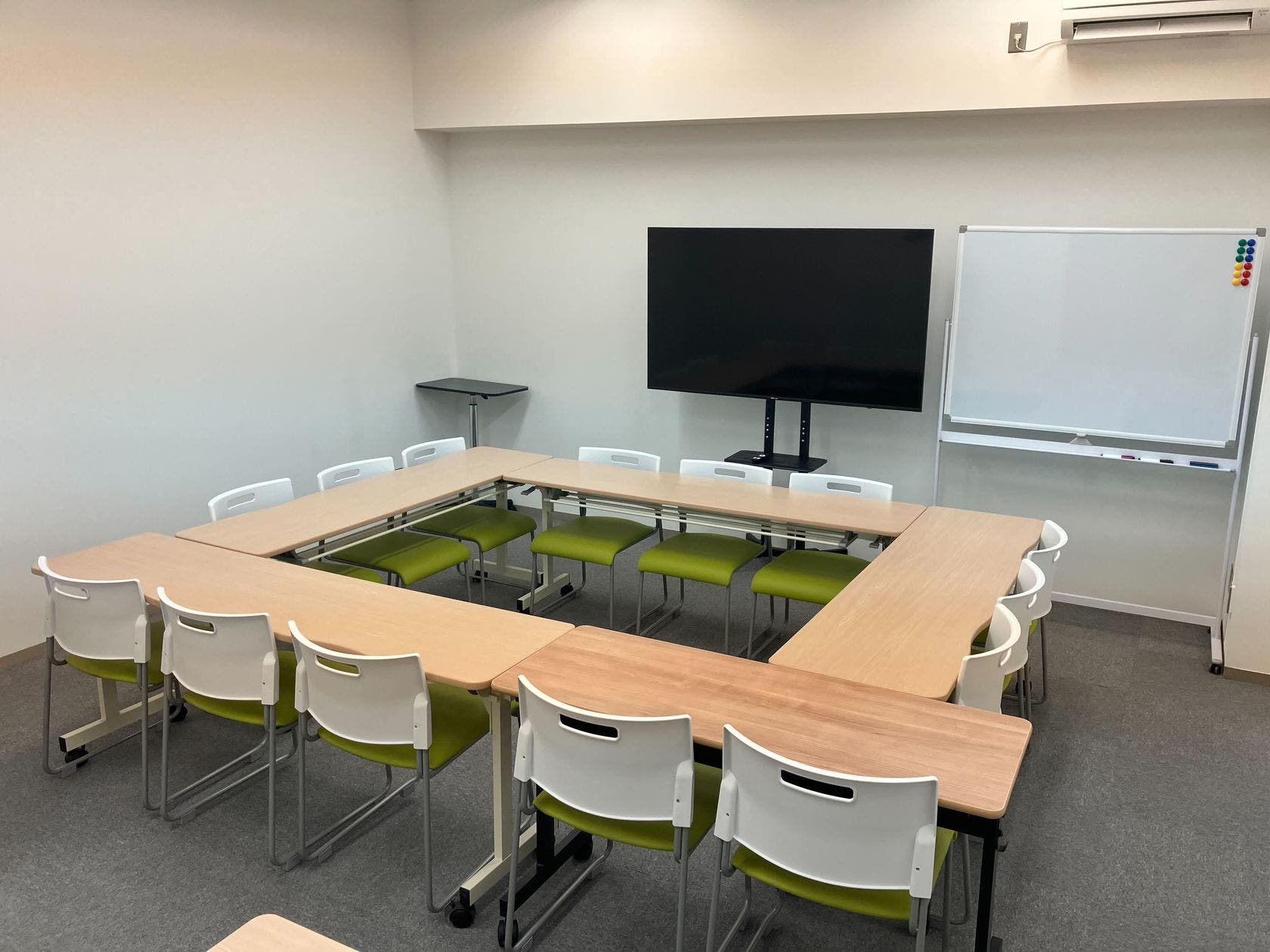 【15人用】Wi-Fi・コンセント完備！函館駅前徒歩2分！短時間利用可能の貸会議室です！の写真2