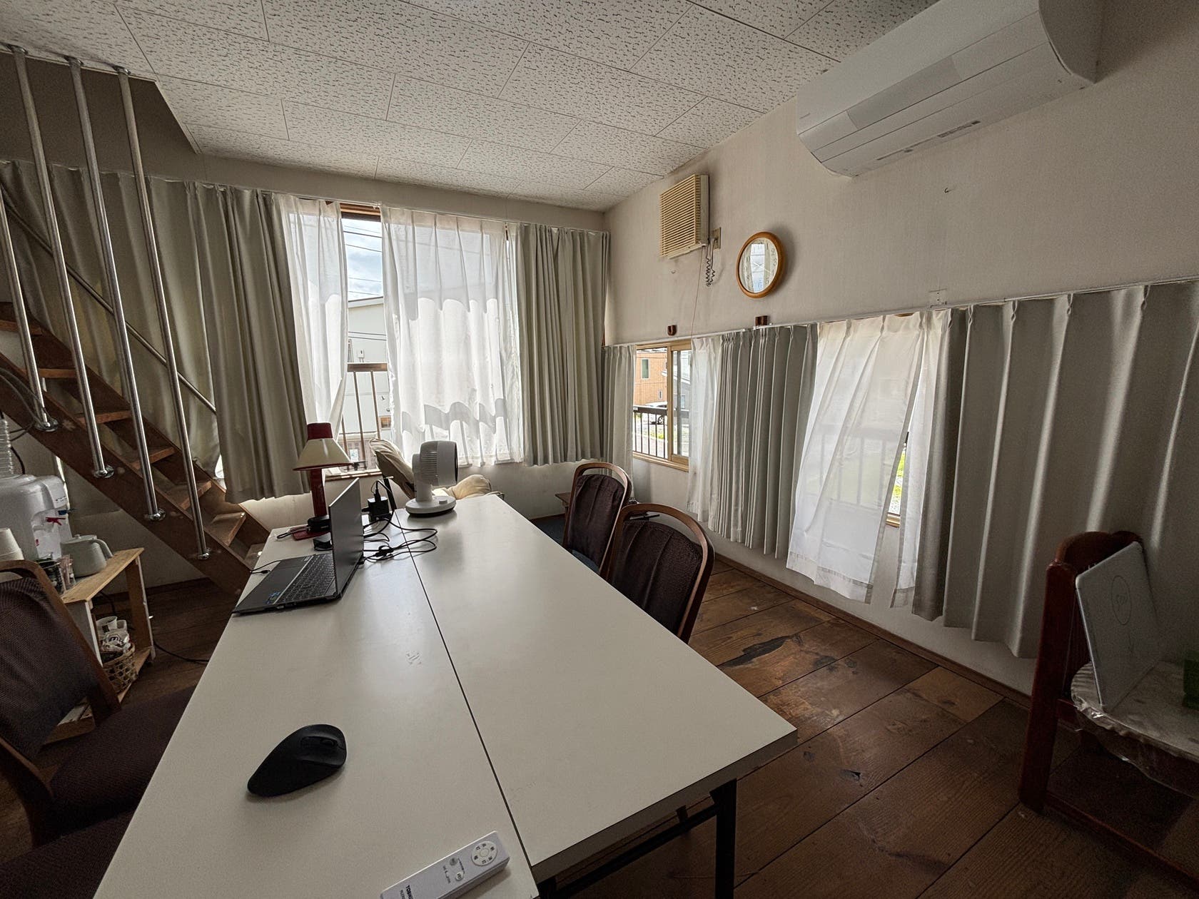 バス停徒歩5秒　元道場の40畳貸し切り　貸し会議室・スタジオ・ワークショップに　月極テナントも募集中の写真2