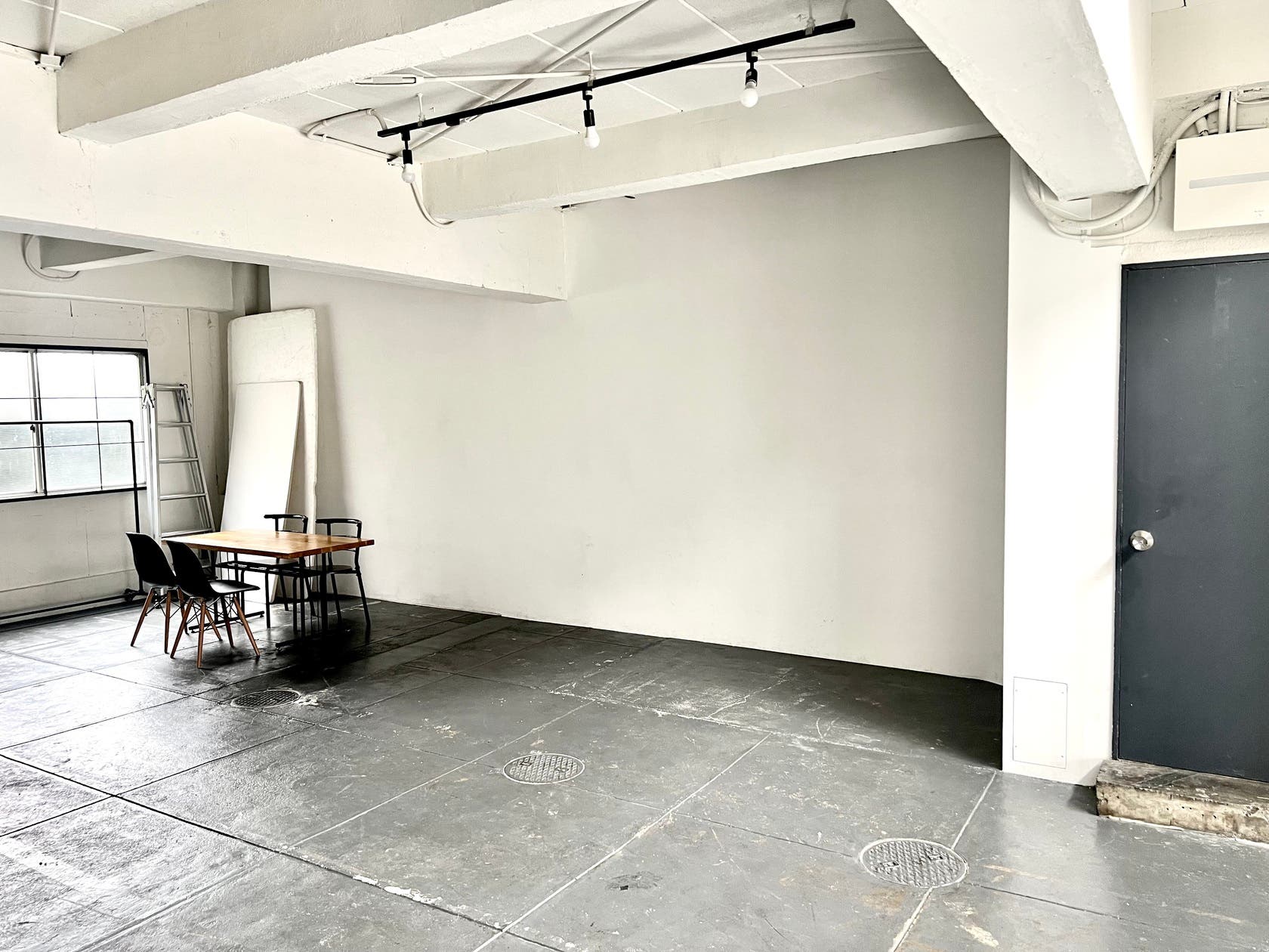吹抜けのインダストリアルな倉庫型スタジオ。駐車車あり！ ２Fはモルタル床と白壁。の写真11