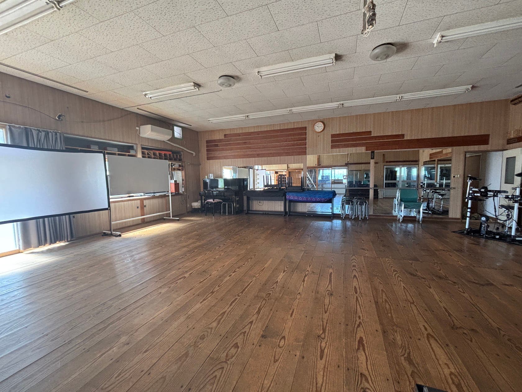 バス停徒歩5秒　元道場の40畳貸し切り　貸し会議室・スタジオ・ワークショップに　月極テナントも募集中の写真1