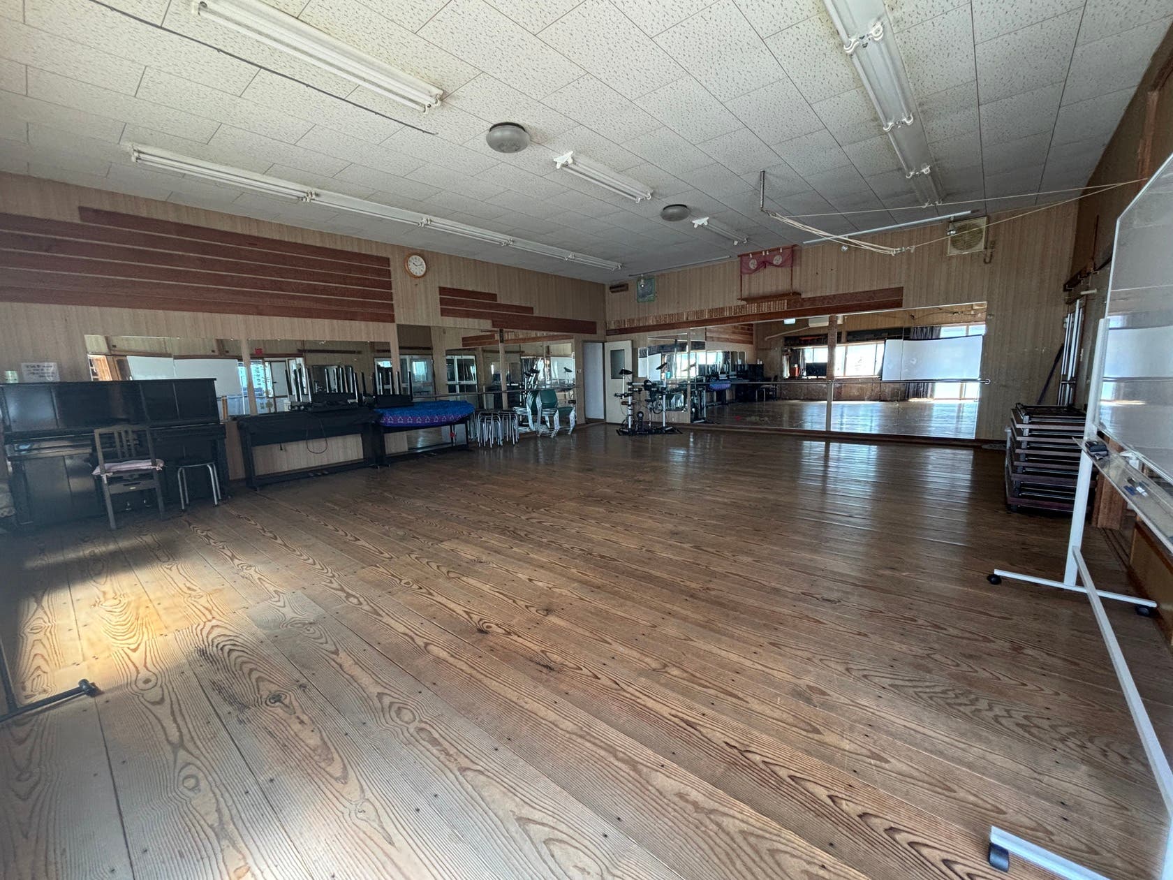 バス停徒歩5秒　元道場の40畳貸し切り　貸し会議室・スタジオ・ワークショップに　月極テナントも募集中の写真3