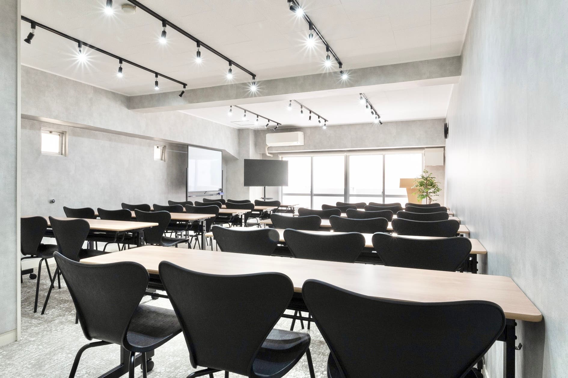 ミリオン会議室新大阪２号店【新大阪駅3分】最大35名/光回線/プロジェクター/モニター/持込飲食可/パーティプラン🎉の写真1