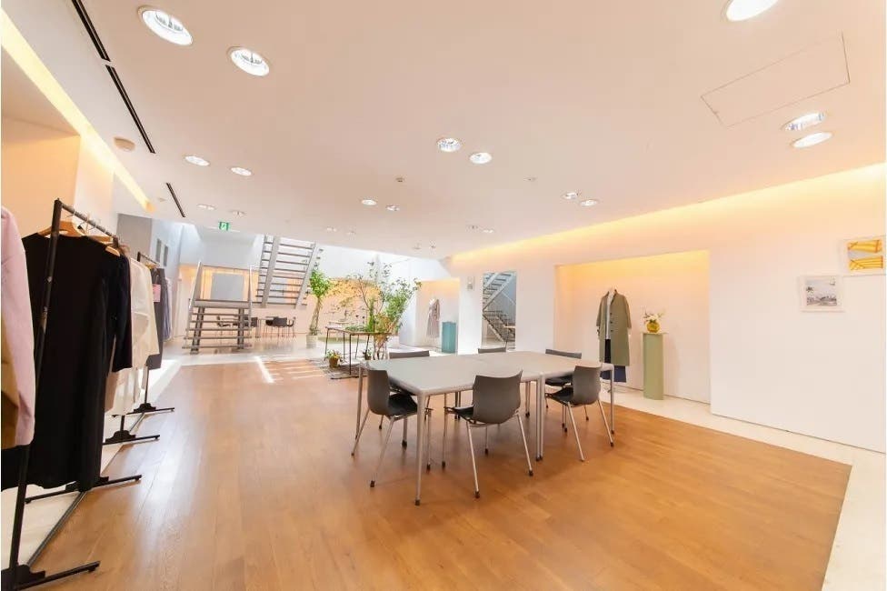 【北参道駅から徒歩３分】太陽が降り注ぐ、明るく落ち着いた開放的な空間です。の写真1