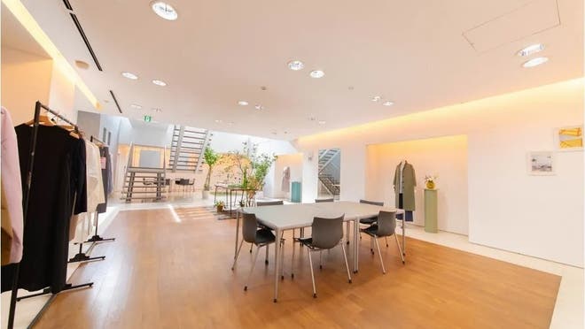 【北参道駅から徒歩3分】太陽が降り注ぐ、明るく落ち着いた開放的な空間です。の写真1