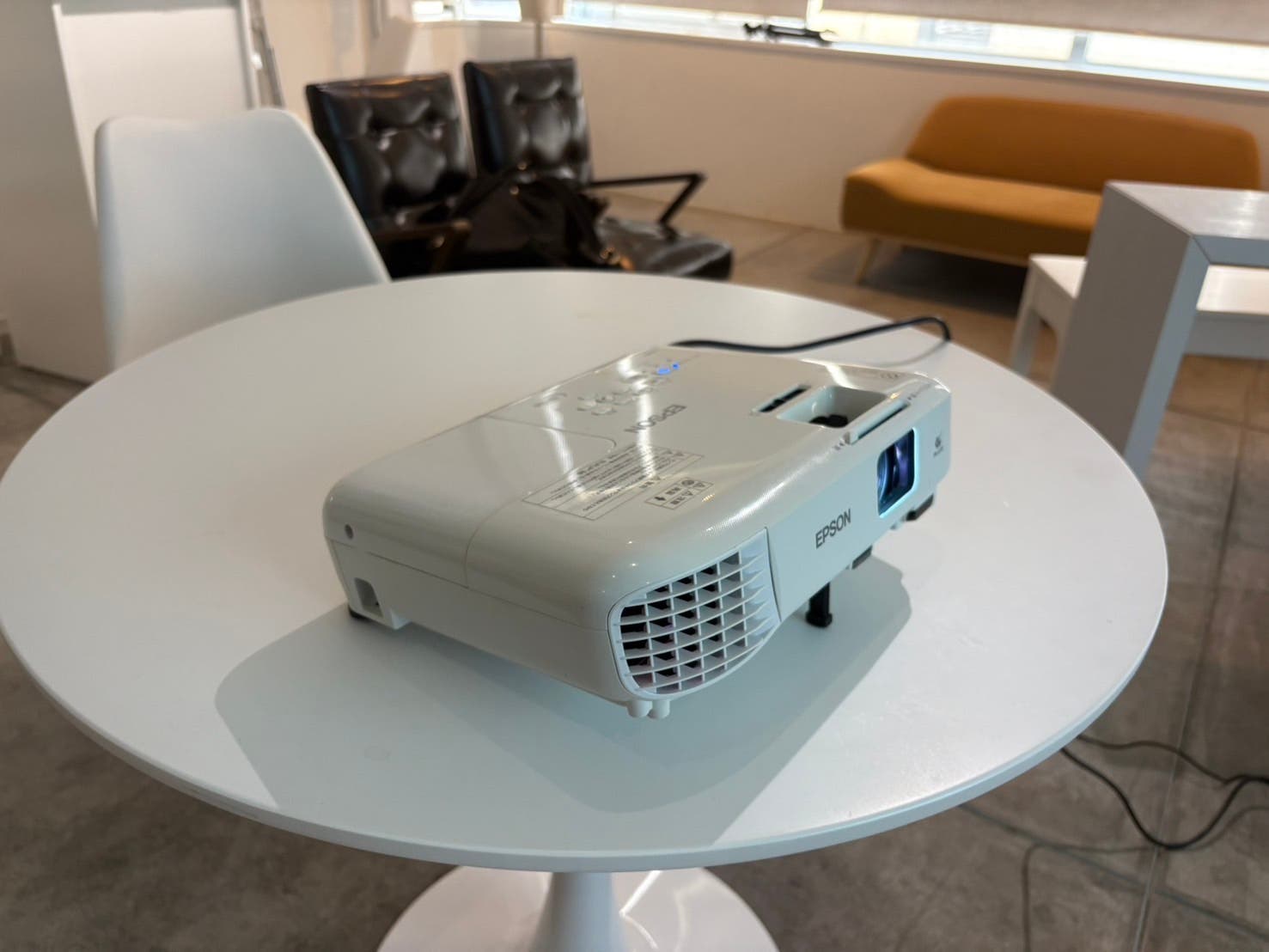 プロジェクター EPSON EB-SO5の画像2