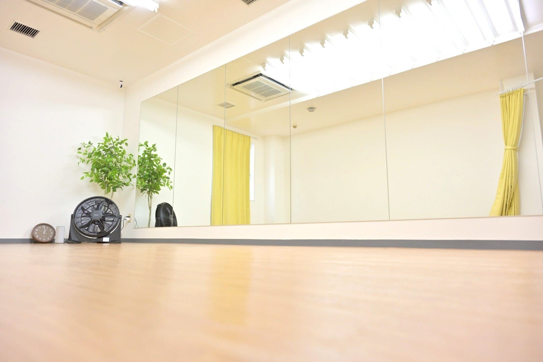 【長居公園すぐ横！鶴ヶ丘駅徒歩１０秒！】ダンスやヨガ、楽器演奏や動画撮影などができるスタジオがオープン！の写真1