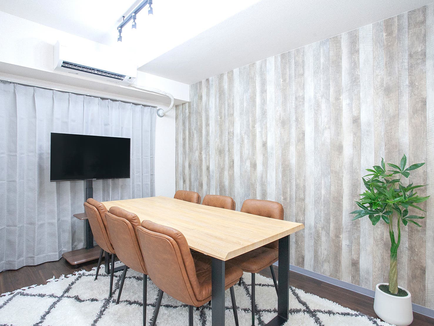 オープン記念価格【BASE柏】柏駅3分/個室/6人/フレッツ光・有線LAN/会議/面接/ボドゲ/ネイル/モニター【安い】【綺麗】の写真1