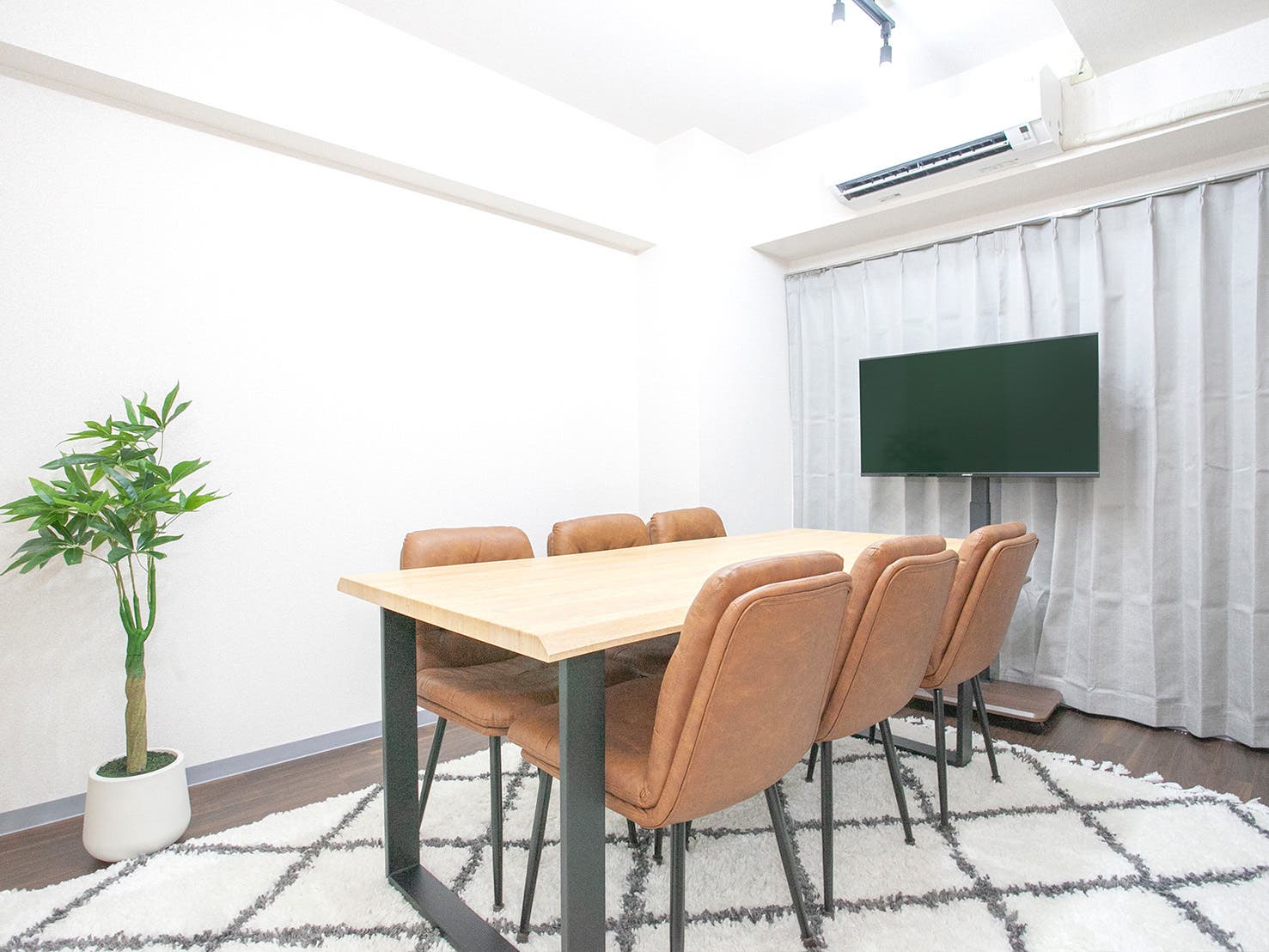 オープン記念価格【BASE柏】柏駅3分/個室/6人/フレッツ光・有線LAN/会議/面接/ボドゲ/ネイル/モニター【安い】【綺麗】の写真2