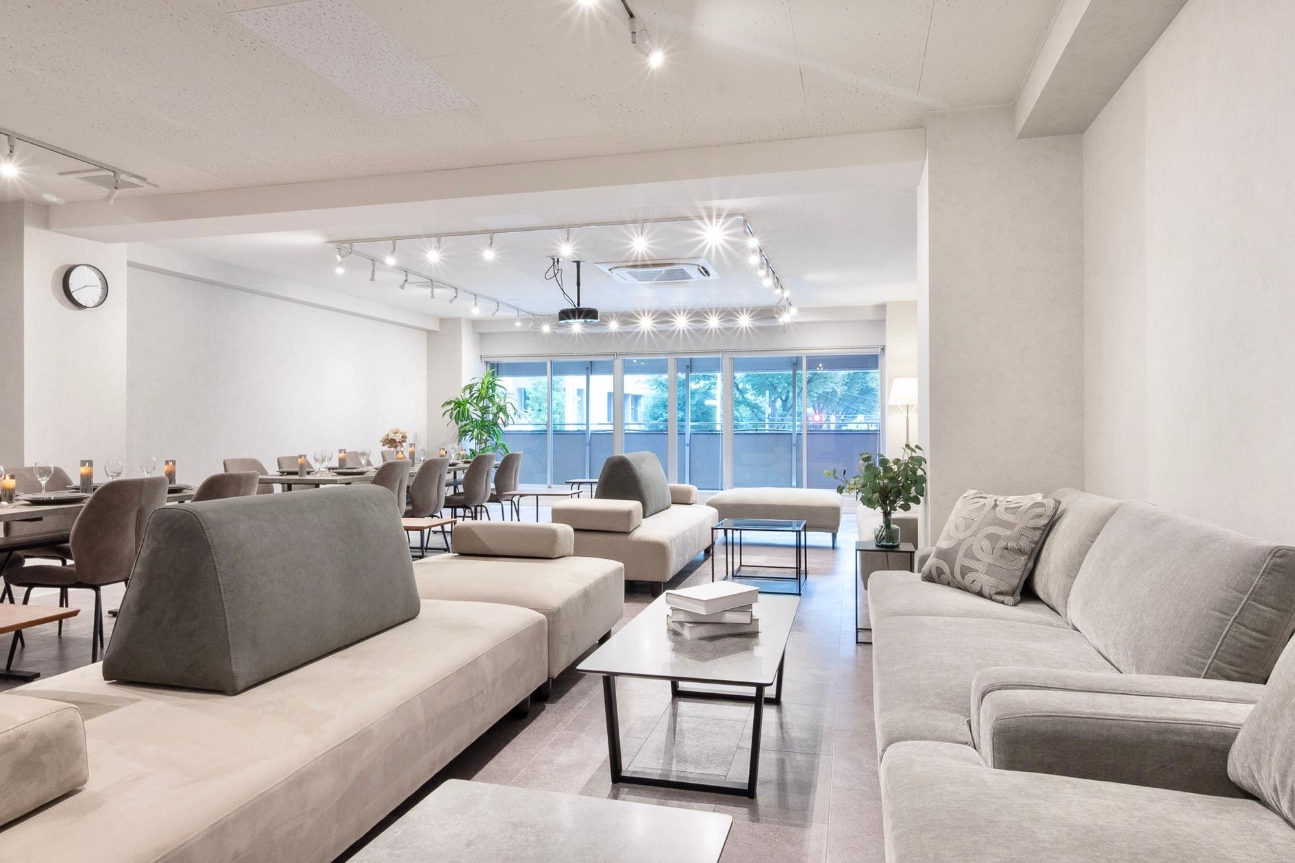 西新宿駅6分🚃最大40名着席🎉大型スクリーン🎬懇親会/イベント/ビジネス利用に♪の写真3