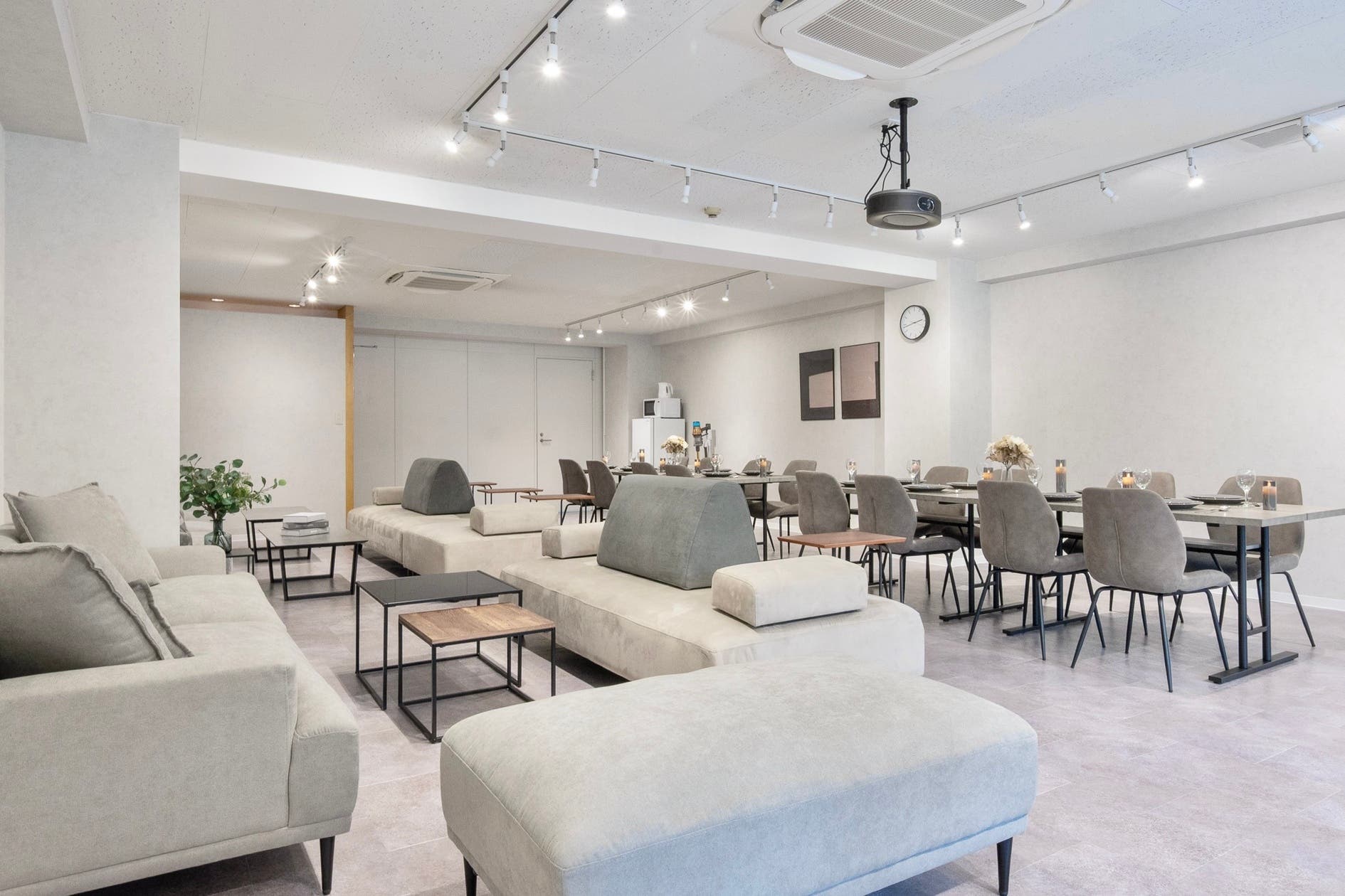 西新宿駅6分🚃最大40名着席🎉大型スクリーン🎬懇親会/イベント/ビジネス利用に♪の写真4