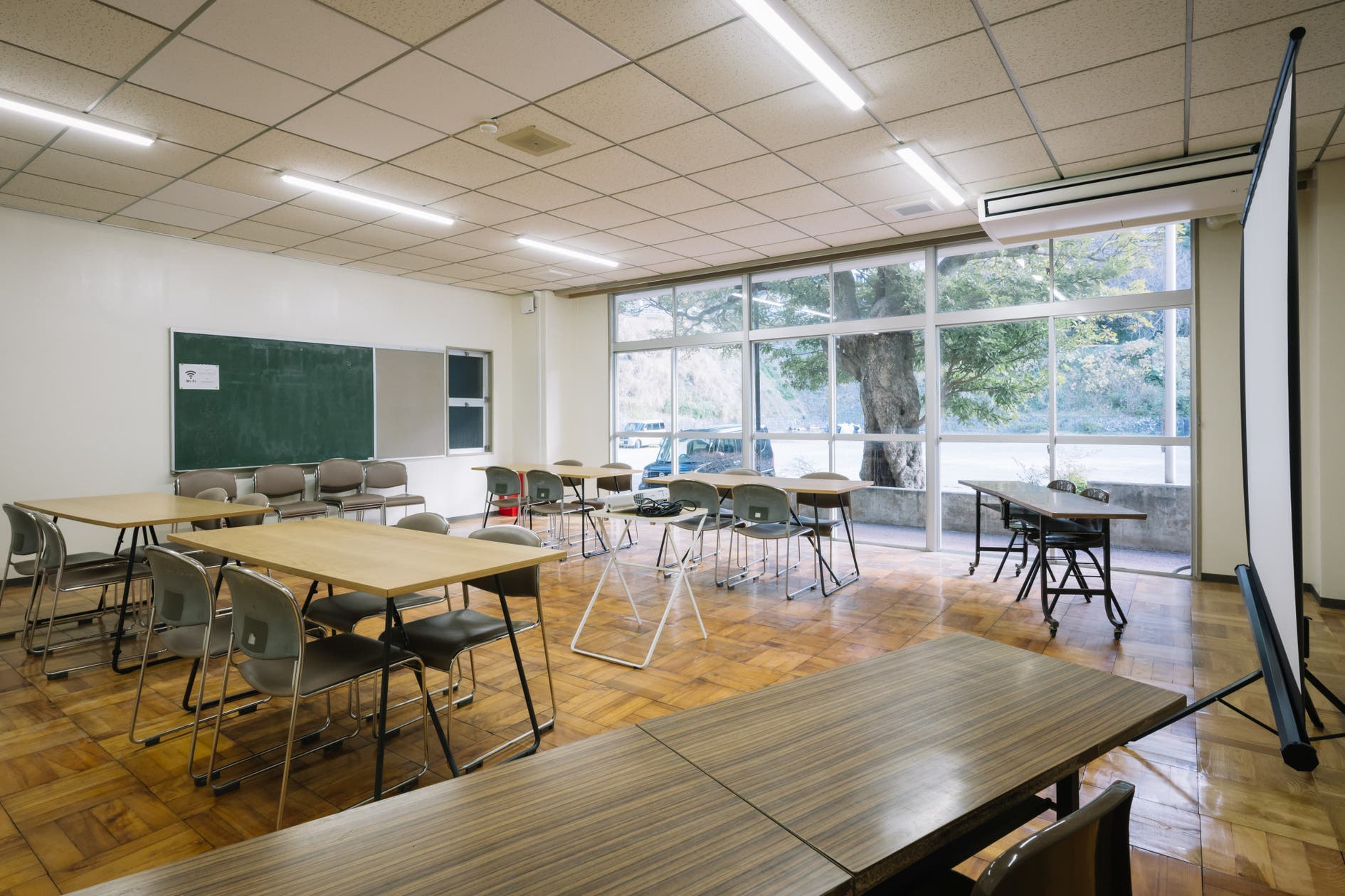 廃校になった小学校を甦らせた複合施設 〜「旧教室」の貸しスペース〜の写真2