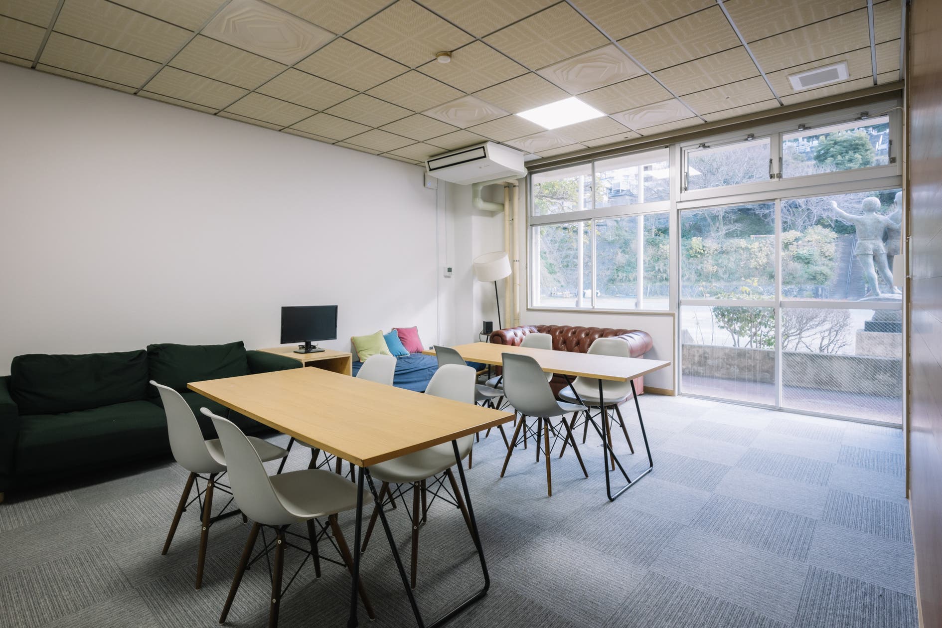 廃校になった小学校を甦らせた複合施設 〜「旧校長室」の貸しスペース〜の写真2