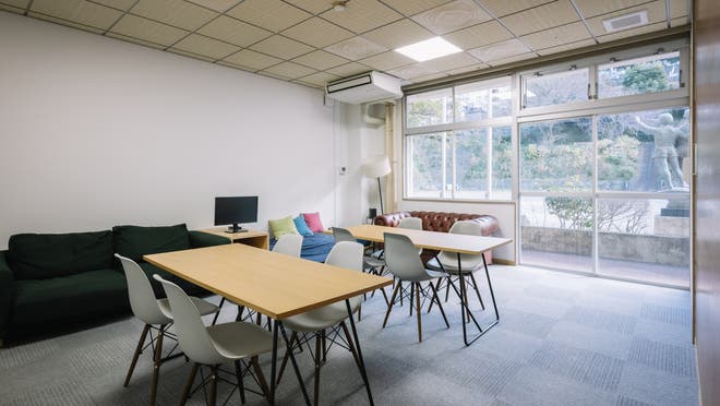 廃校になった小学校を甦らせた複合施設 〜「旧校長室」の貸しスペース〜の写真2