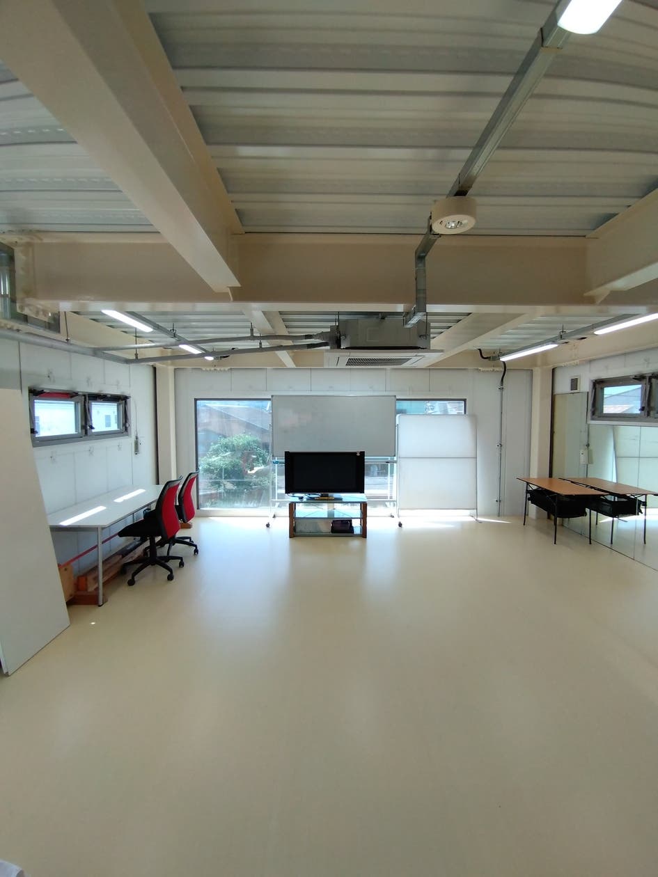 キッチン付きフリースペース！ヨガやシェアオフィス、会議用にご利用下さい！の写真1