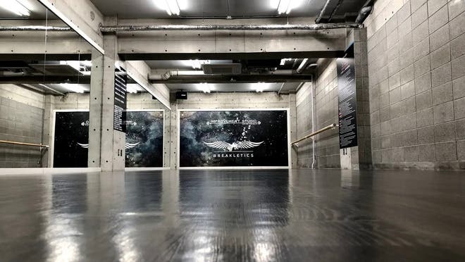 【新中野/中野坂上】60㎡鏡張り清潔で広いスタジオ!音響完備!ダンス、稽古等にご利用いただけます。の写真1