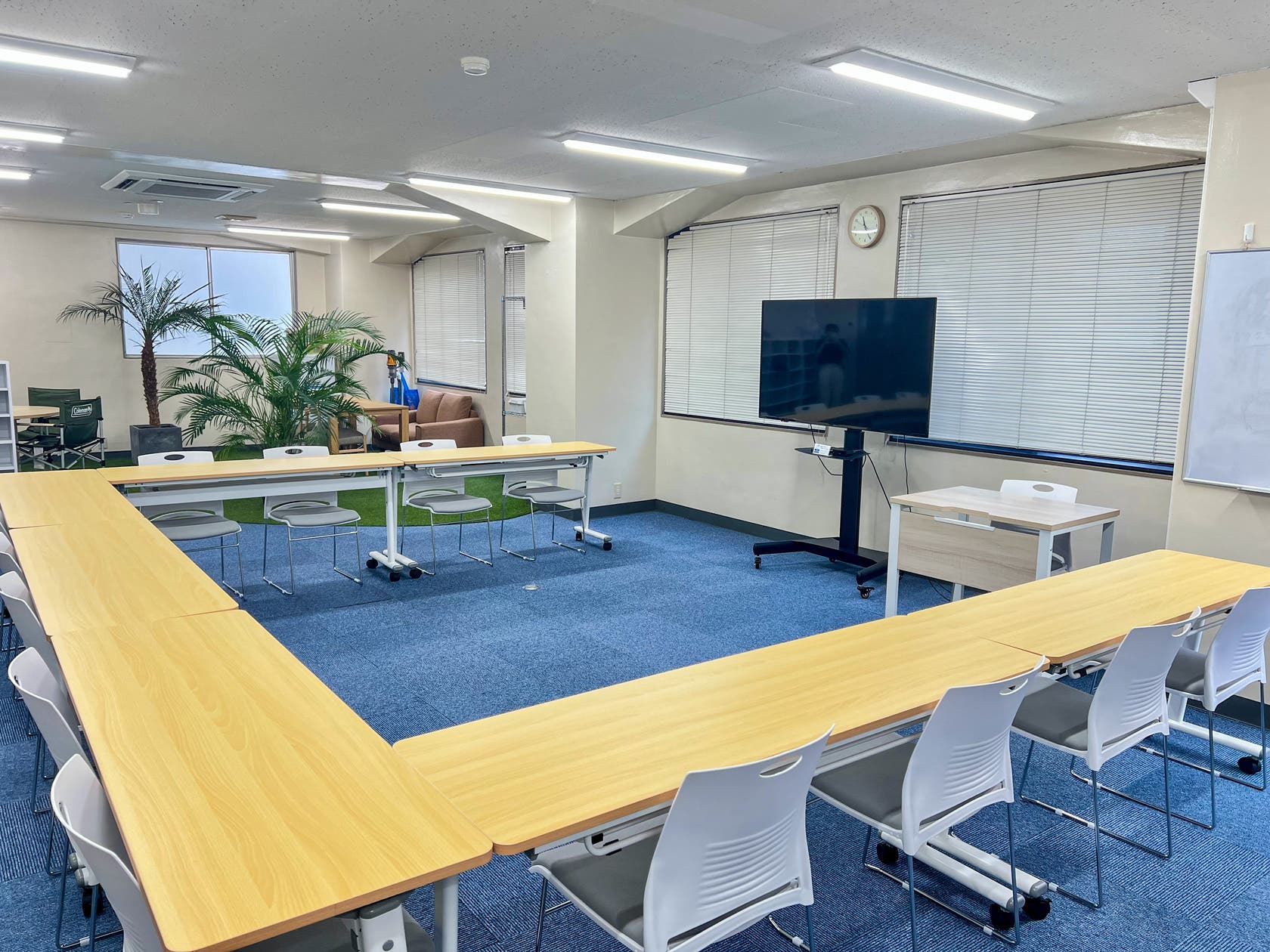 静岡駅南口徒歩3分｜最大39名着席可｜80㎡の広々空間｜日当たり◎快適な会議も交流も。大型モニター完備で多様な集まりをサポート！の写真3