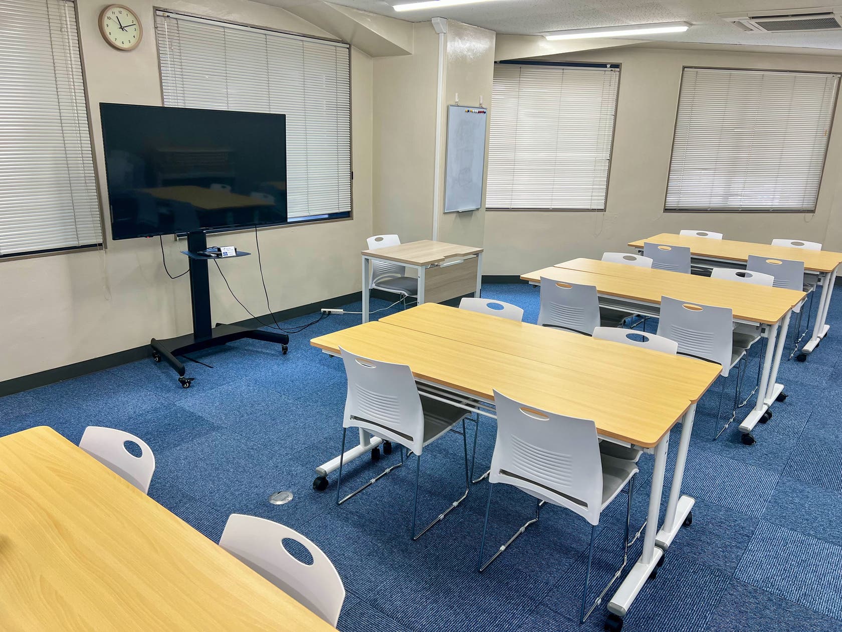 静岡駅南口徒歩3分｜最大39名着席可｜80㎡の広々空間｜日当たり◎快適な会議も交流も。大型モニター完備で多様な集まりをサポート！の写真4