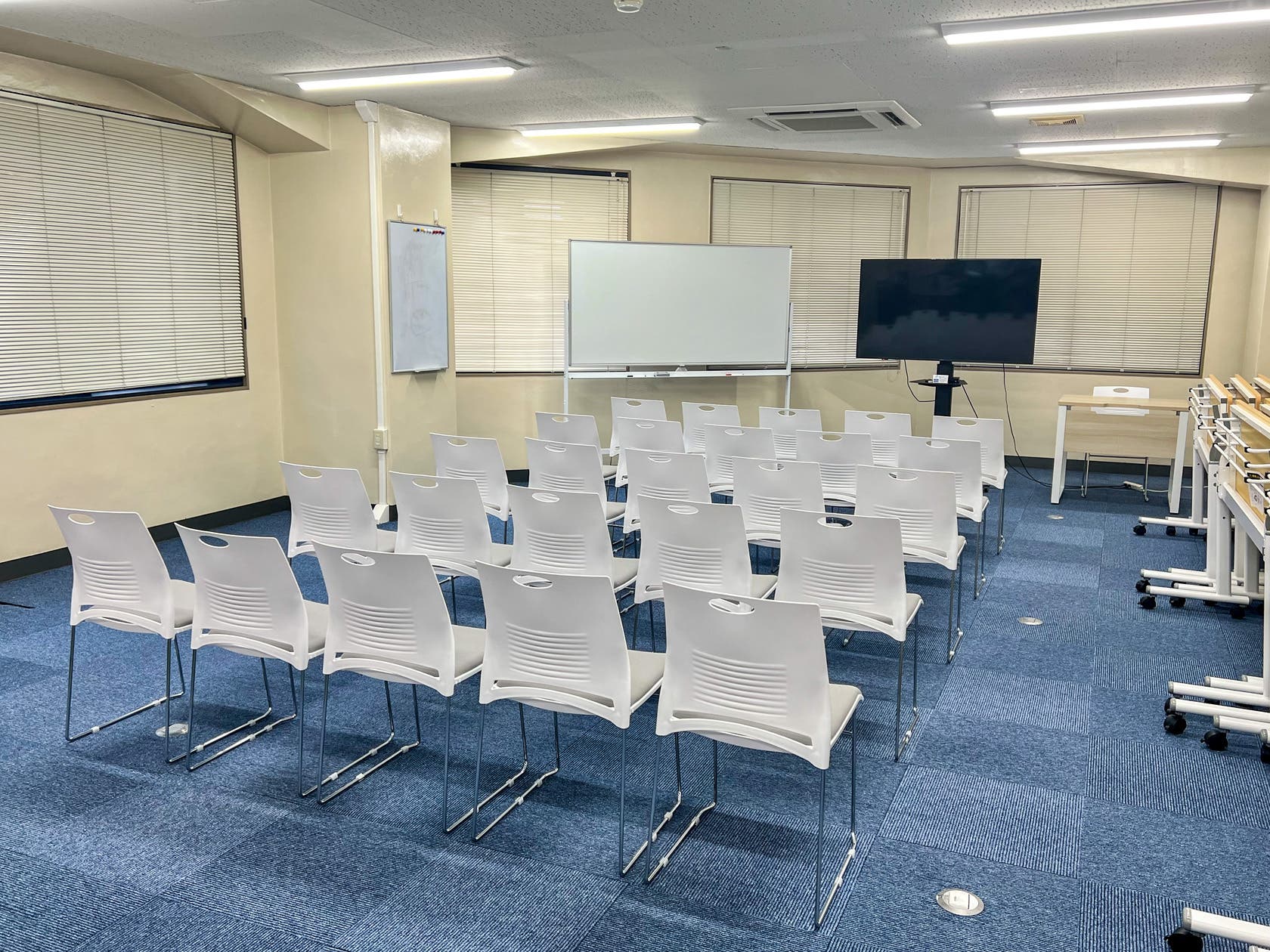 静岡駅南口徒歩3分｜最大39名着席可｜80㎡の広々空間｜日当たり◎快適な会議も交流も。大型モニター完備で多様な集まりをサポート！の写真5