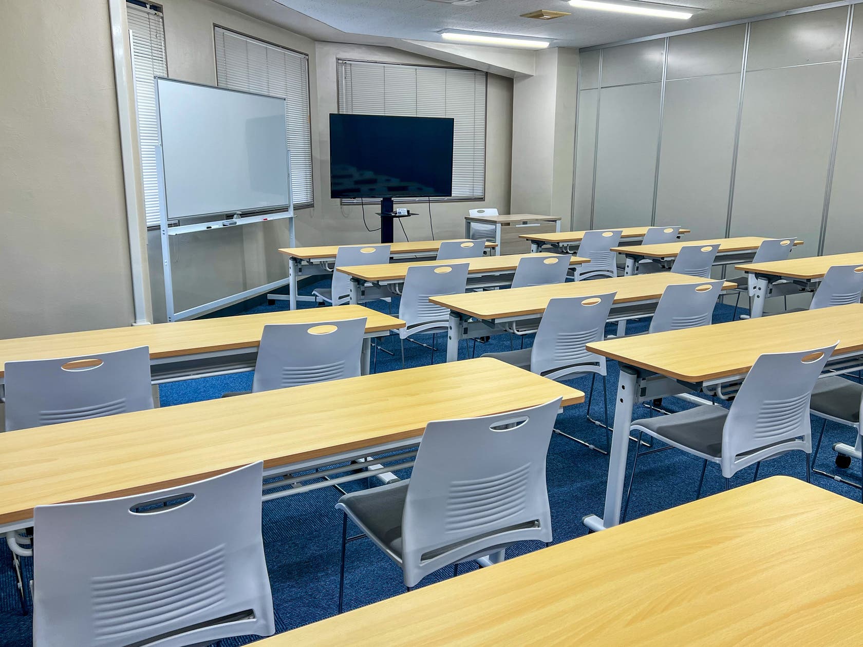 静岡駅南口徒歩3分｜最大39名着席可｜80㎡の広々空間｜日当たり◎快適な会議も交流も。大型モニター完備で多様な集まりをサポート！の写真6