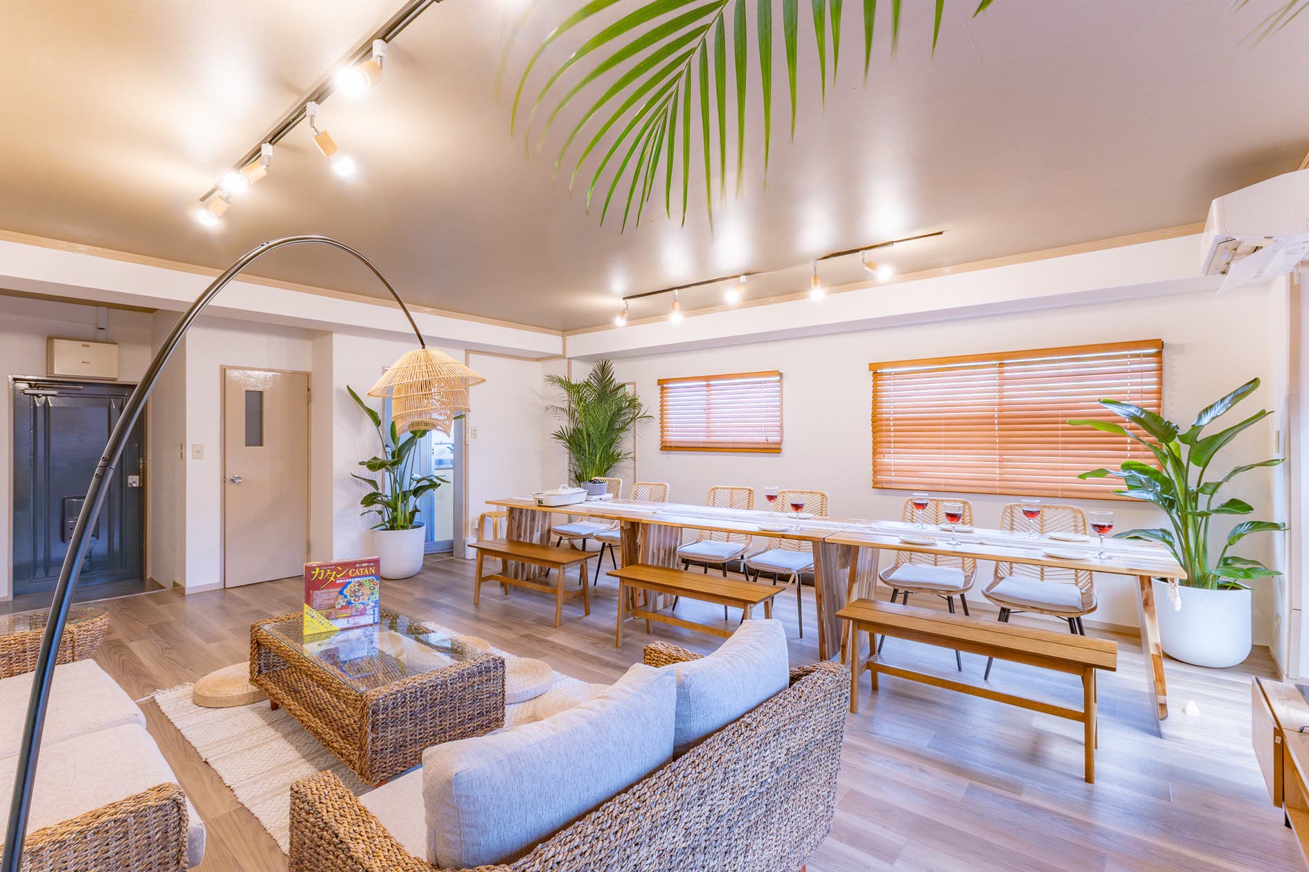 【🎄クリスマス＆忘年会🎅】三ノ宮駅すぐ/最大26名⭐️広々したお部屋に最高級ソファを使用⭐️の写真2