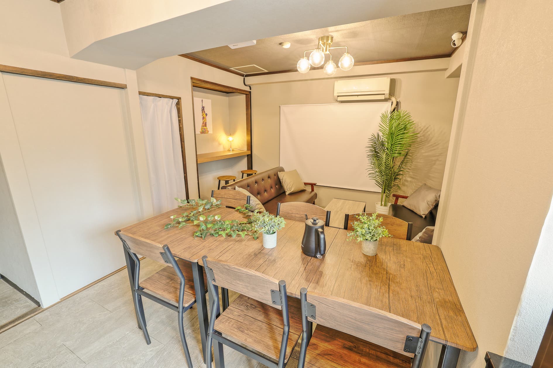 【ゴミ捨て無料！】駅近便利なレンタルスペース！プロジェクター完備でパーティーも撮影も快適！最大16名着席の写真4