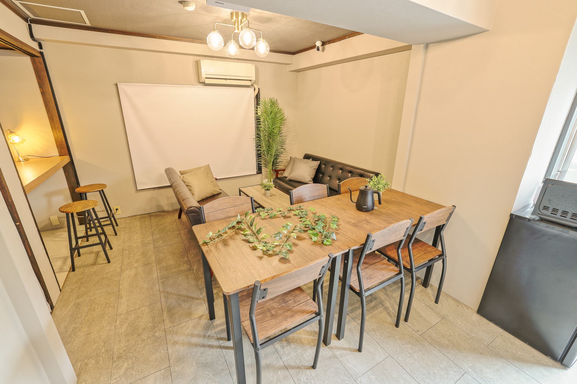 【ゴミ捨て無料！】駅近便利なレンタルスペース！プロジェクター完備でパーティーも撮影も快適！最大16名着席の写真5