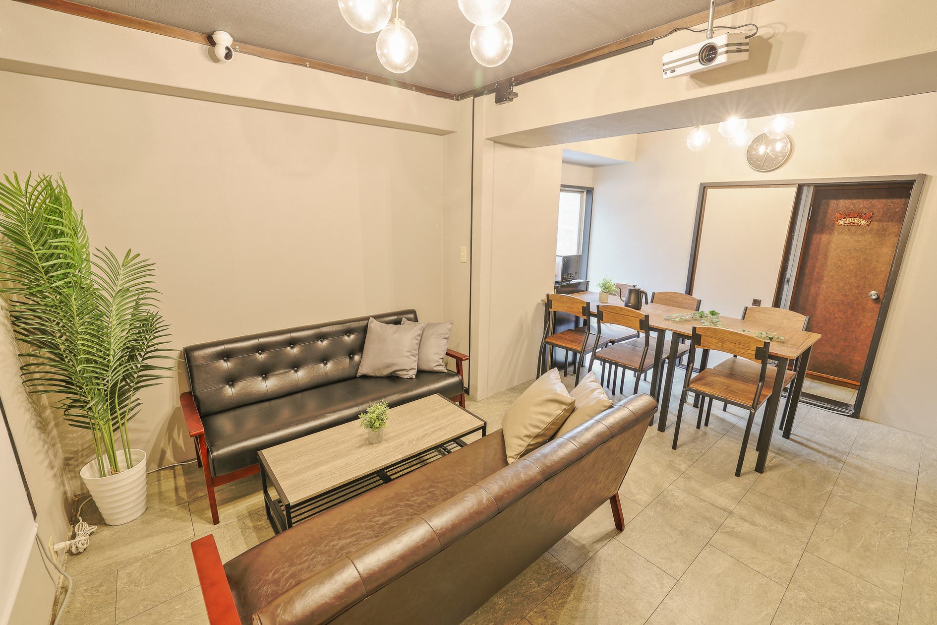 【ゴミ捨て無料！】駅近便利なレンタルスペース！プロジェクター完備でパーティーも撮影も快適！最大16名着席の写真3